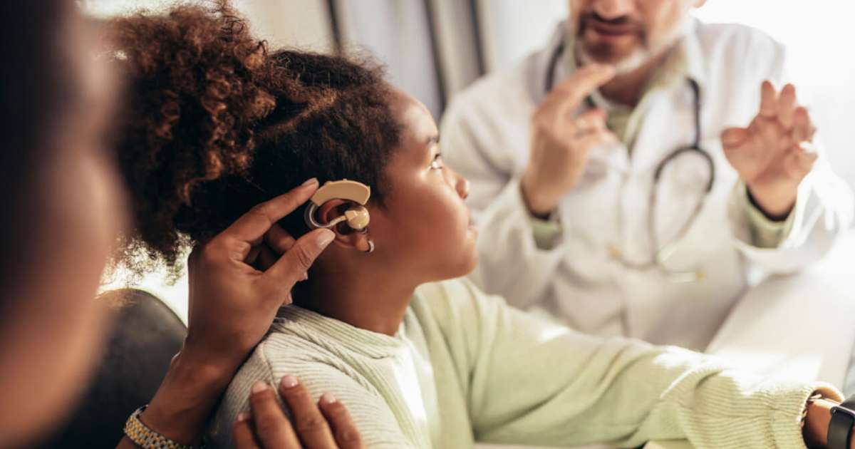 Dia Nacional do Surdo: surdez tem cura?