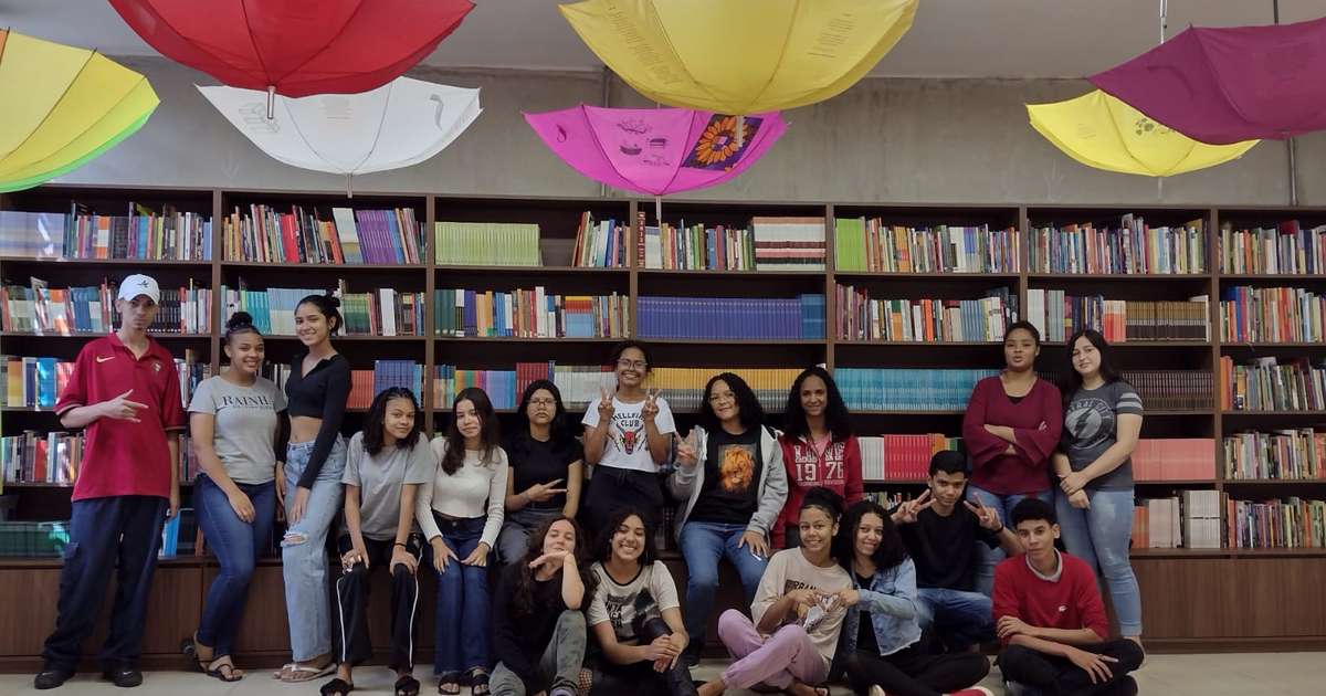 Estudantes de Embu das Artes lançam livro na Bienal do Rio de Janeiro