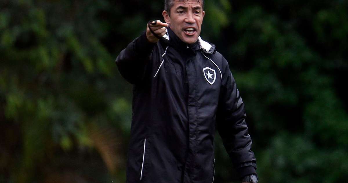 Bruno Lage esboça escalação do Botafogo com dúvida no meio-campo