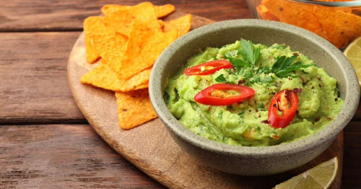 Receita de guacamole e nachos para acompanhar