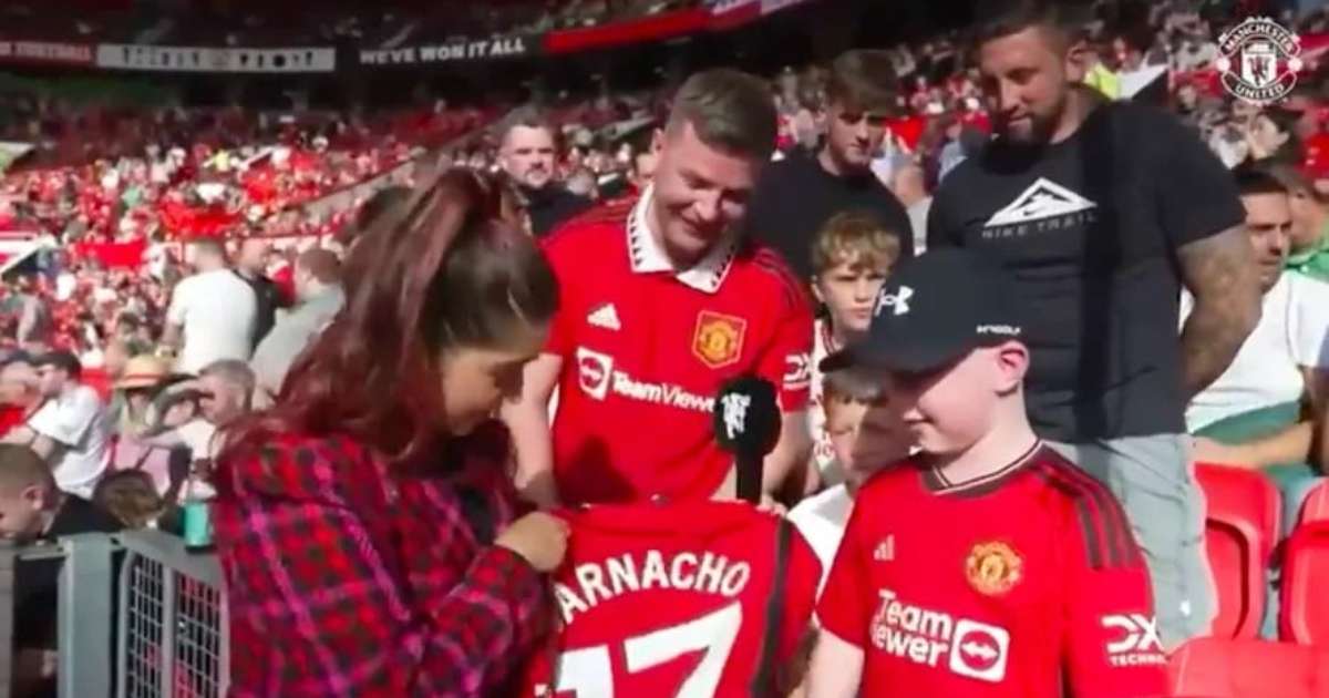 Torcedor mirim do Manchester United diz que 'não gosta' de jogador e ganha camisa; veja