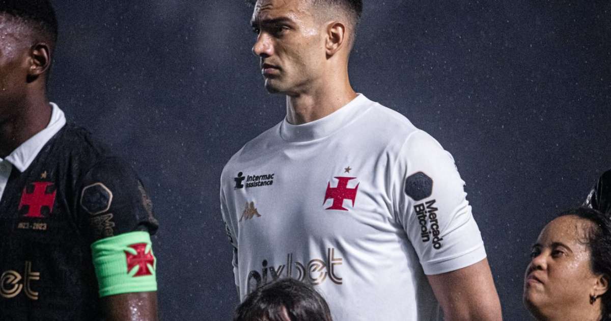 Vasco vai vender camisa branca usada por Léo Jardim