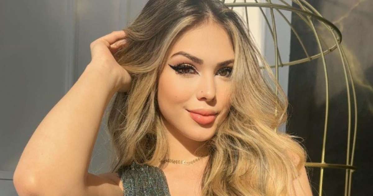 Melody é detonada ao surgir com uma arma durante show