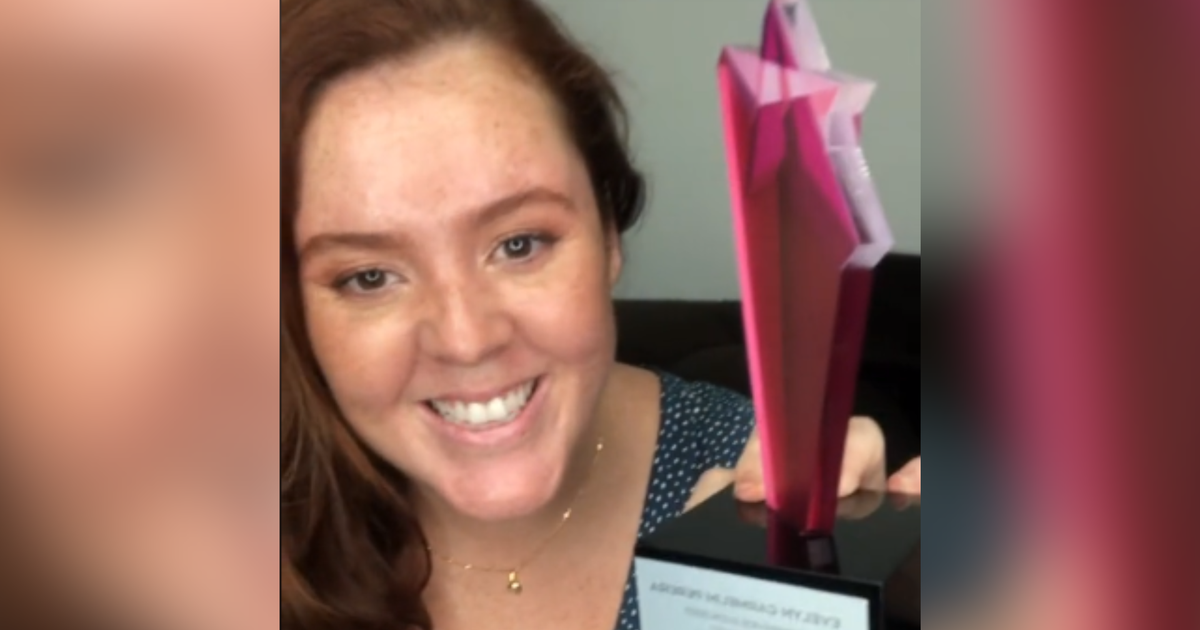 Mulher viraliza após ironizar troféu que recebeu depois de ser mandada ...