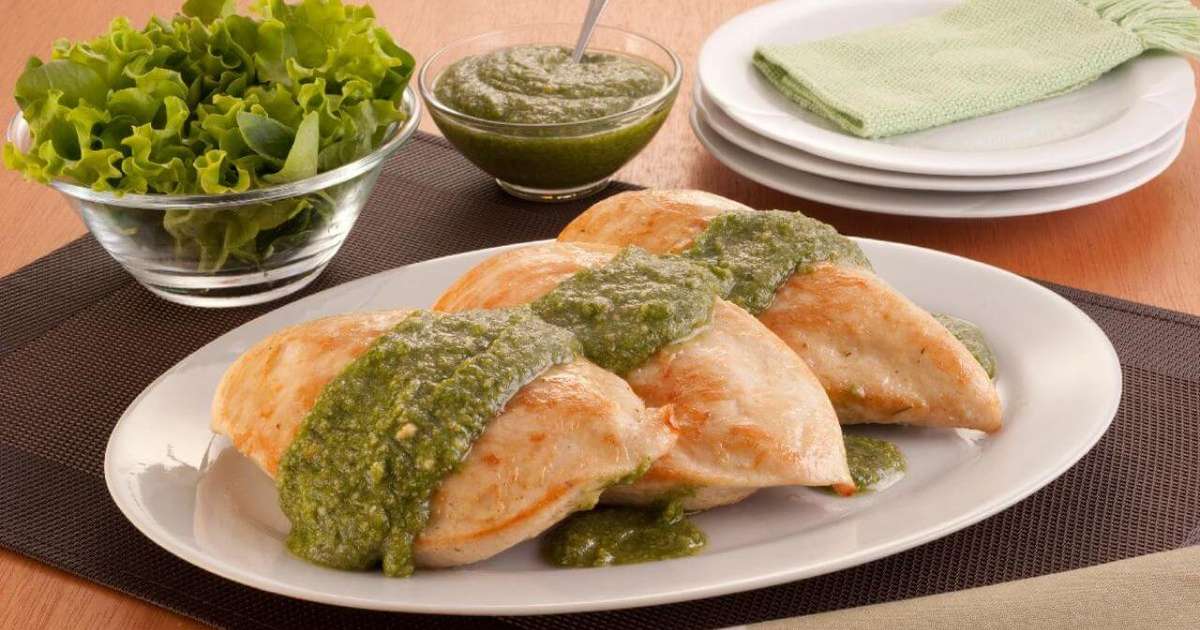Filé de frango ao molho pesto: aprenda receita italiana fácil