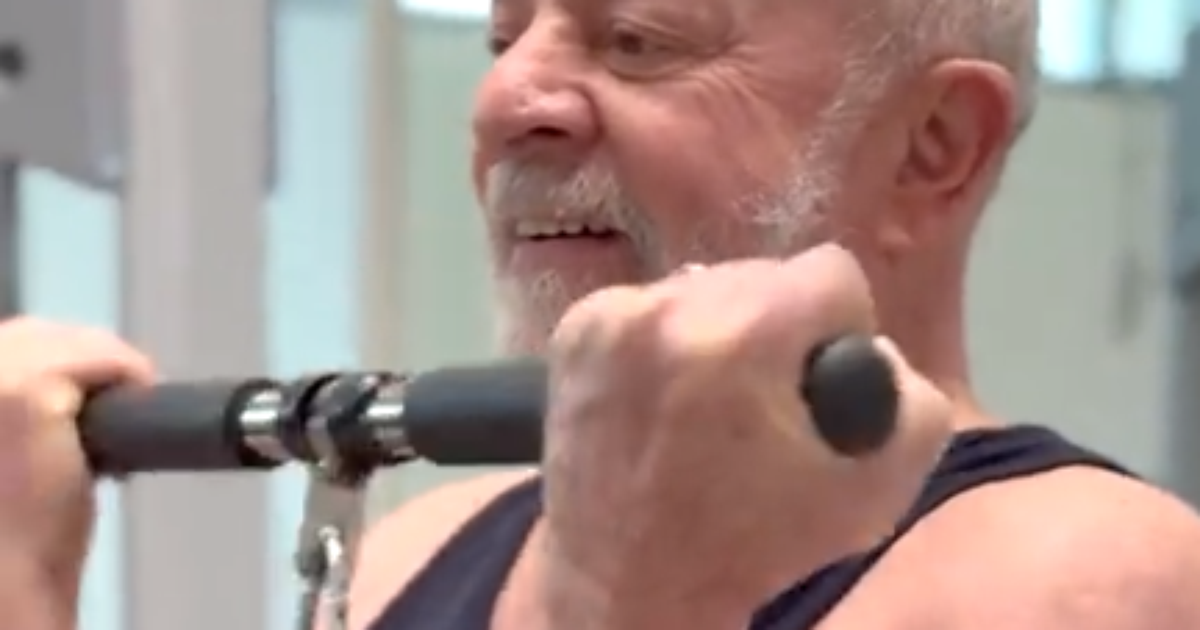 Lula posta vídeo chutando bola e diz que 'volta aos campos' em breve