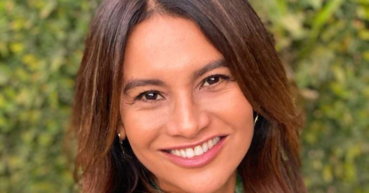 Aos 54 anos, Dira Paes impressiona com boa forma durante banho de cachoeira