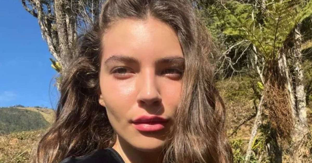 Alanis Guillen chama atenção da web ao posar sem roupa em ensaio