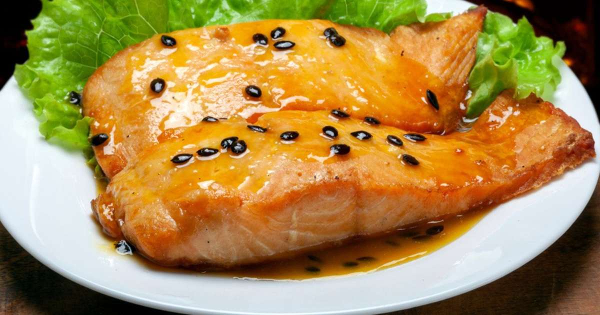 Salmão grelhado ao molho de maracujá: prove essa receita tropical