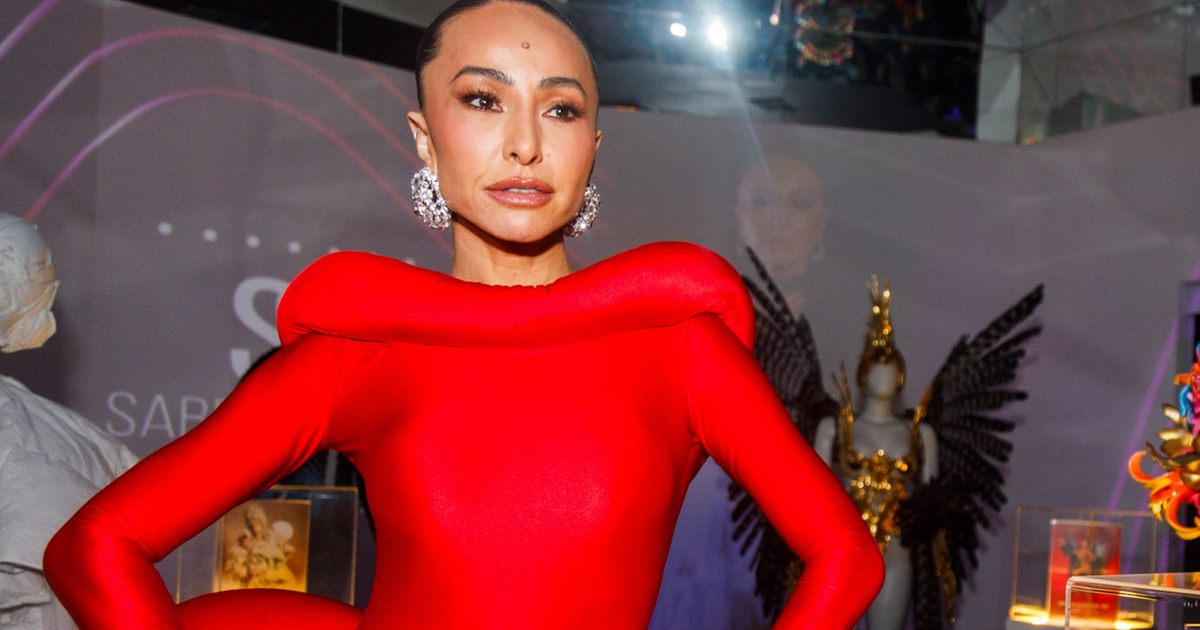 Sabrina Sato celebra 20 anos de carreira com look de coração