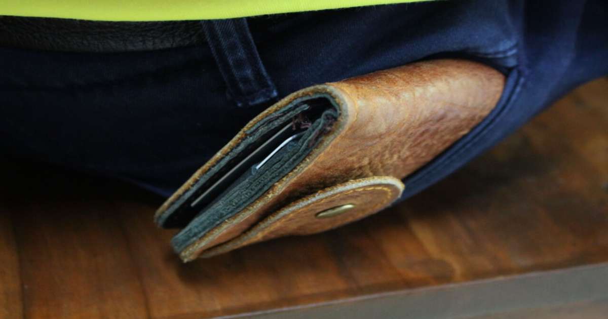 Síndrome da carteira: entenda o risco de sentar com o objeto no bolso