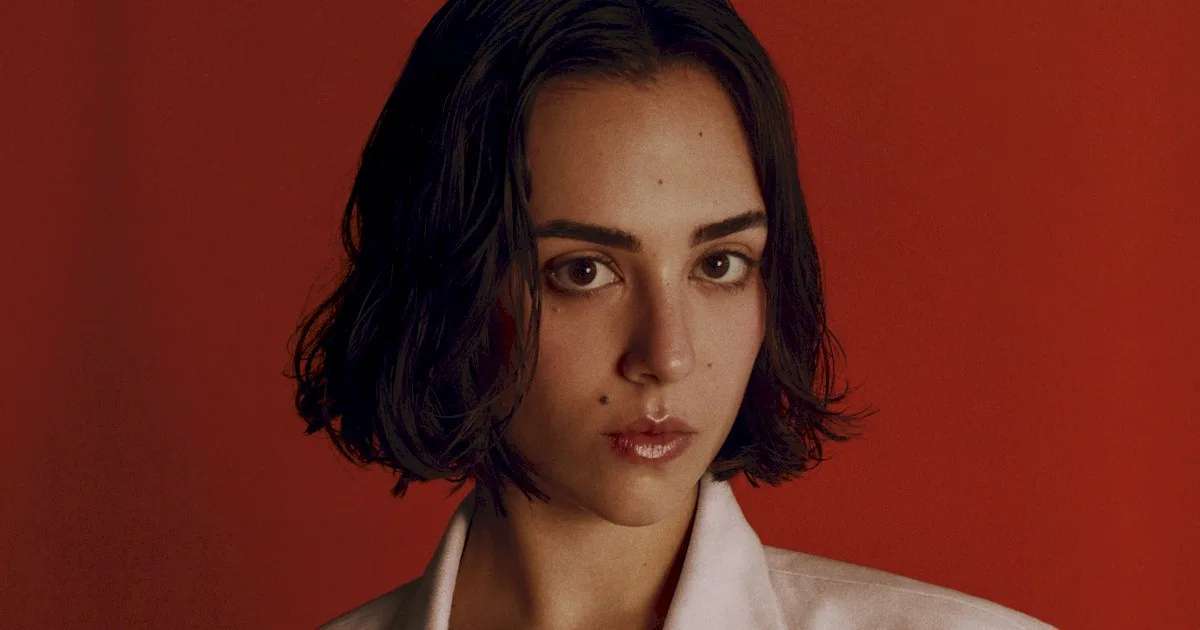 Lara, nova contratada da Virgin, lança 'Faíscas', com produção de Mahmundi