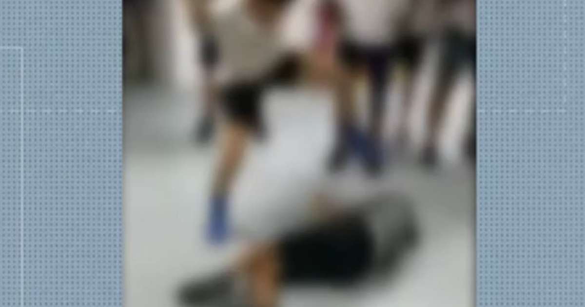 Estudantes são filmados brigando e um deles desmaia em escola cívico ...