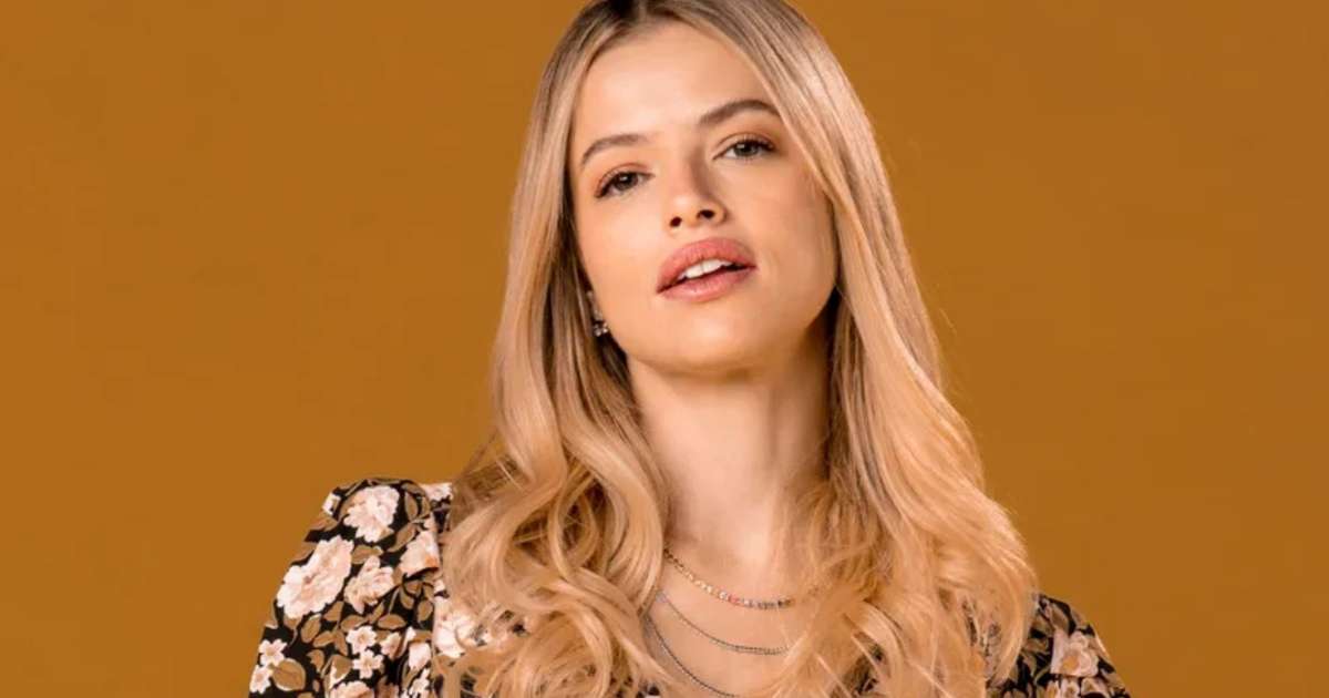 Agatha Moreira, de 'Terra e Paixão', rouba a cena ao mostrar bumbum na praia