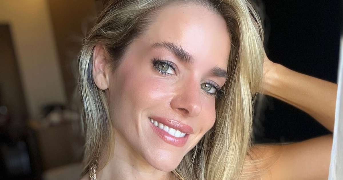 Monique Alfradique, de 'Elas por Elas', surpreende de biquíni branco na praia