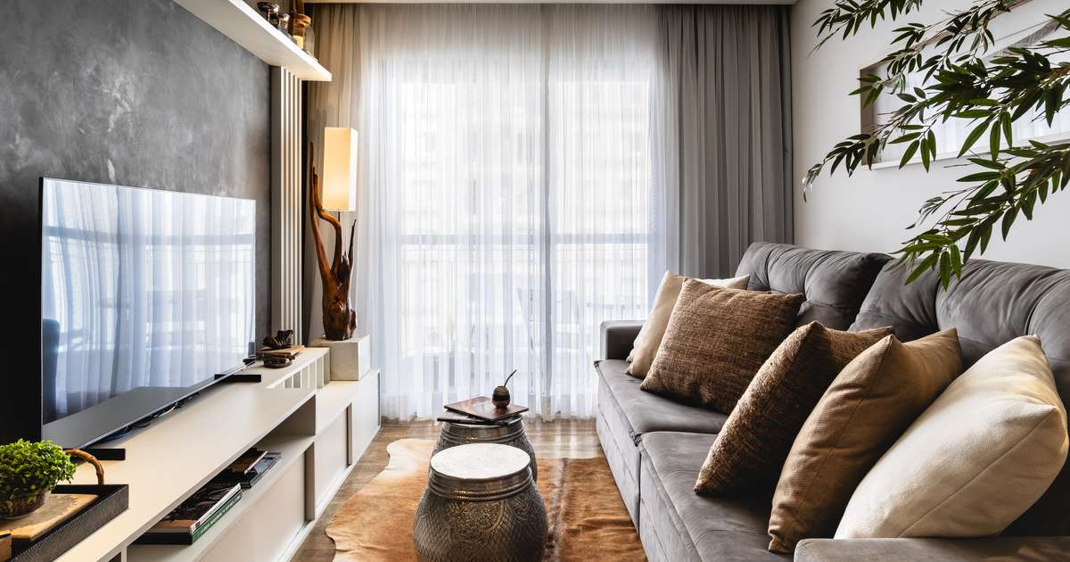 Tons neutros e cimento queimado permeiam apê prático de 75m²