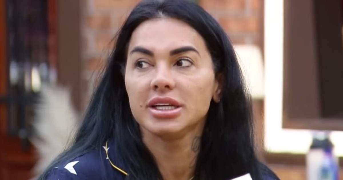 Simioni posa sem roupa em foto na banheira e causa alvoroço na internet