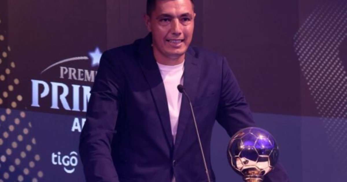 Aos 40 anos, Óscar Cardozo é eleito o melhor jogador no Paraguai