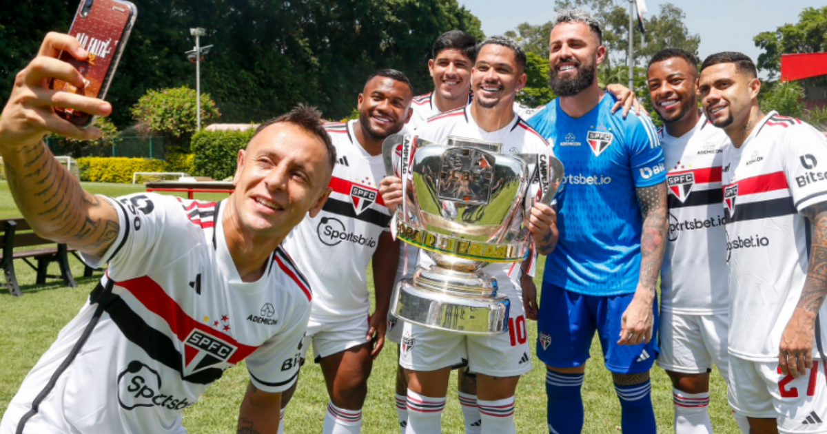 São Paulo reúne elenco para fotos com a taça da Copa do Brasil; veja ...