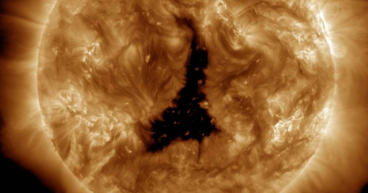 O que é o buraco gigante do tamanho de 60 Terras que surgiu no Sol ...