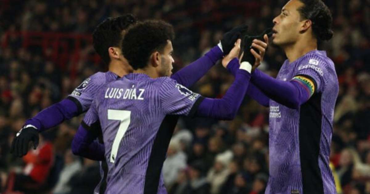 Liverpool vence e segue à caça do líder Arsenal