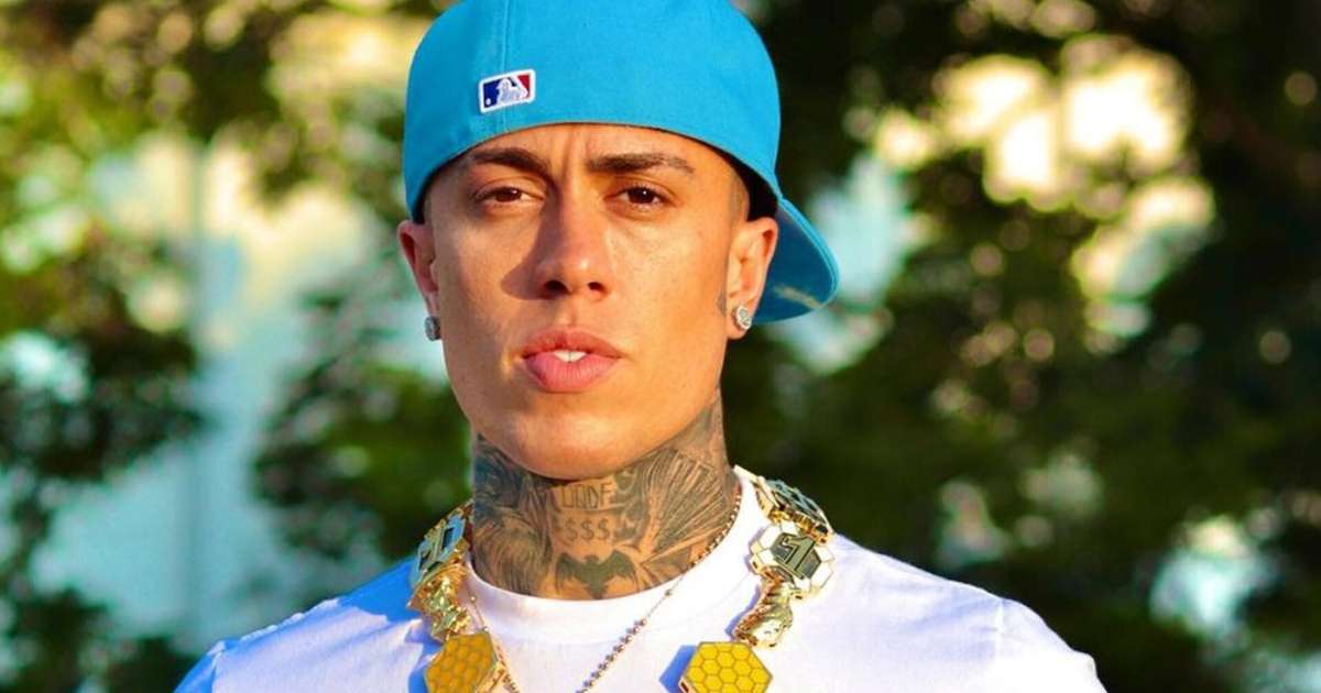 MC Daniel quase deixa a toalha cair em selfie no espelho e sensualiza ...