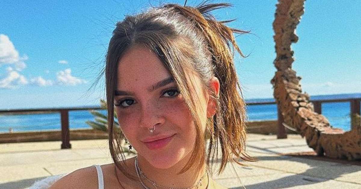 Mel Maia renova bronzeado com biquíni fininho e chama atenção em praia