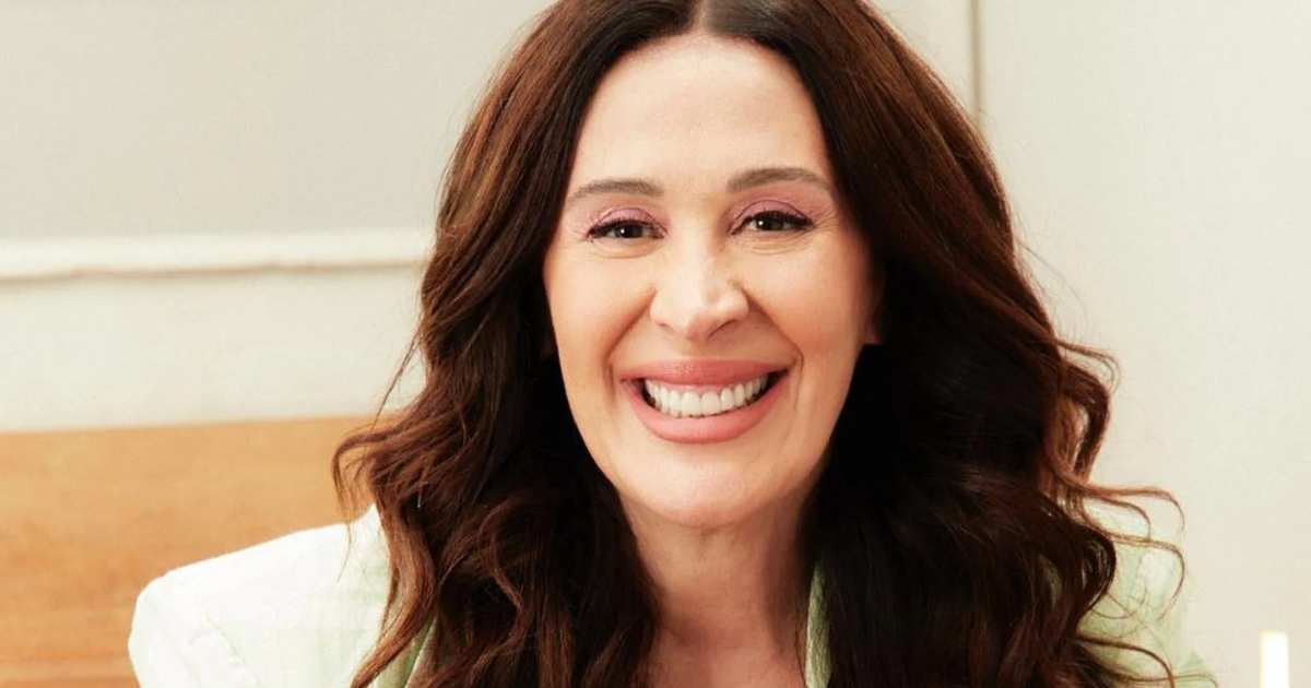 Claudia Raia encanta ao vestir o filho com trajes natalinos