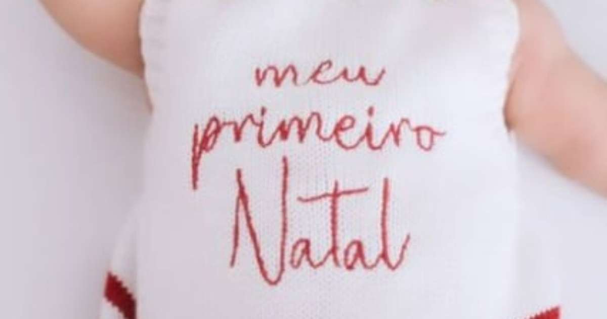 Mavie posa com look natalino e encanta a web com fofura