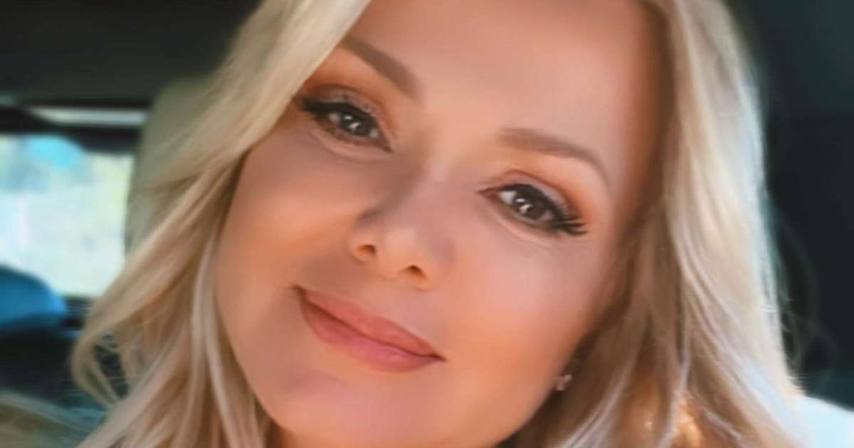 Eliana aparece de biquíni e exibe a boa forma