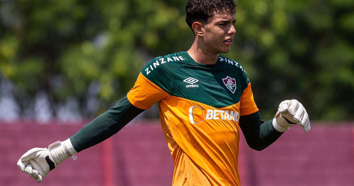Goleiro de 18 anos do Fluminense destaca foco para pré-temporada e mira ...