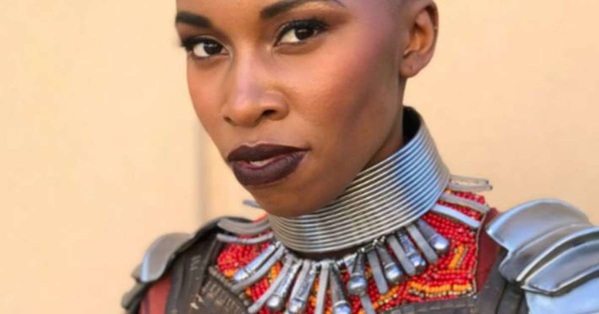 Carrie Bernans, atriz de 'Pantera Negra', tem ferimentos graves após ser atropelada