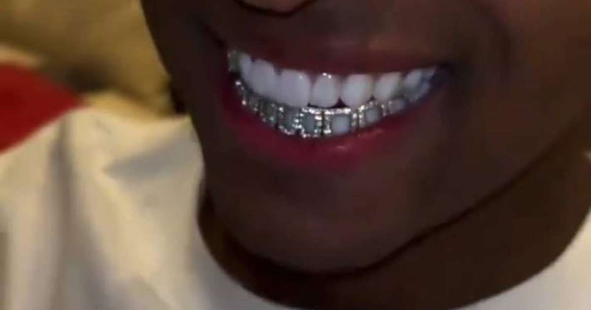 Rodrygo surge com 'dental grillz' e viraliza nas redes; veja vídeo