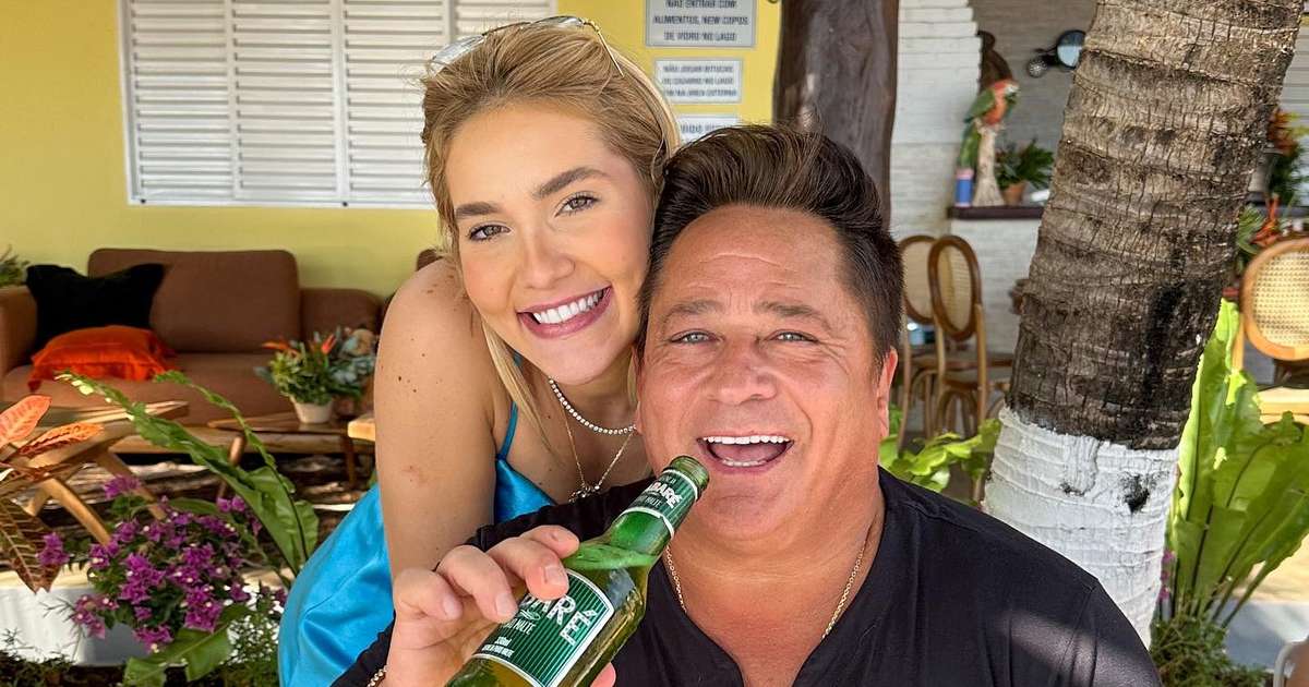 Virginia é interrompida pelo sogro Leonardo durante live de cosméticos