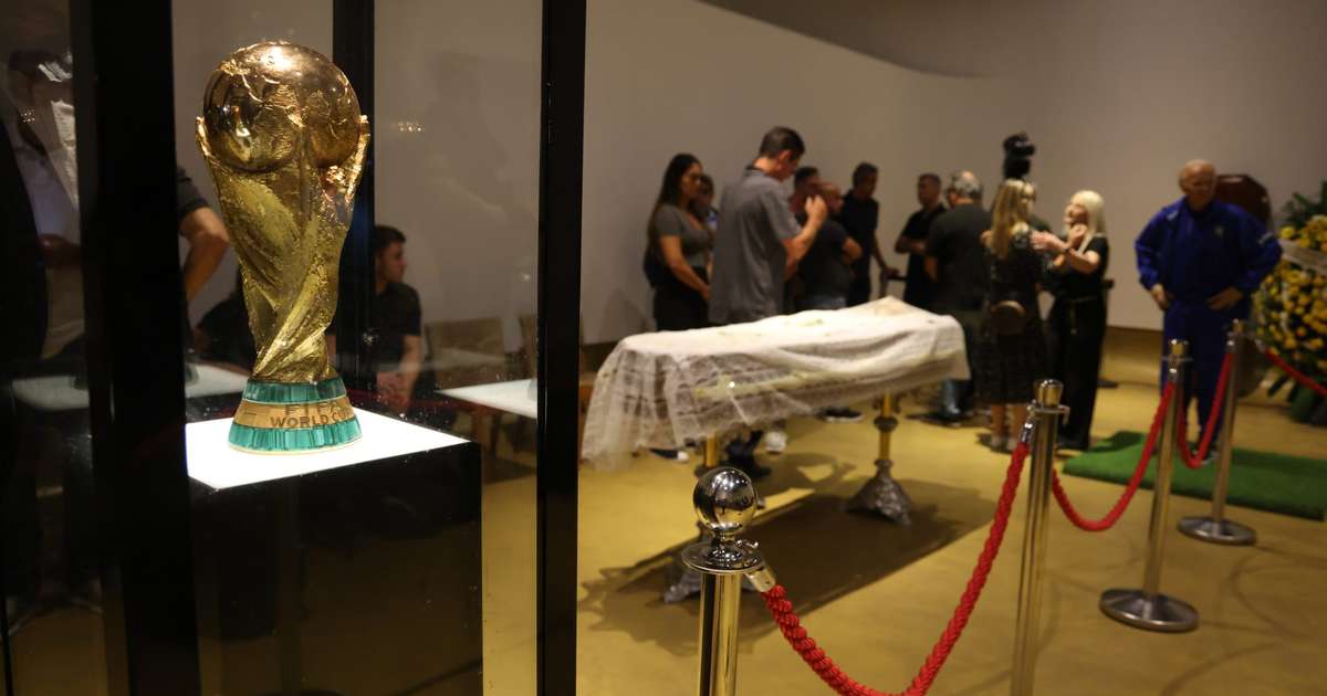 Zagallo é velado na sede da CBF com taças das Copas e estátua de cera