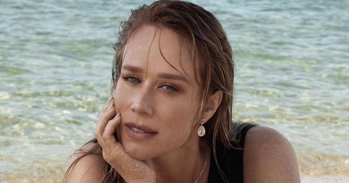 Mariana Ximenes esquenta o Instagram de biquíni branco: 'A mais linda'
