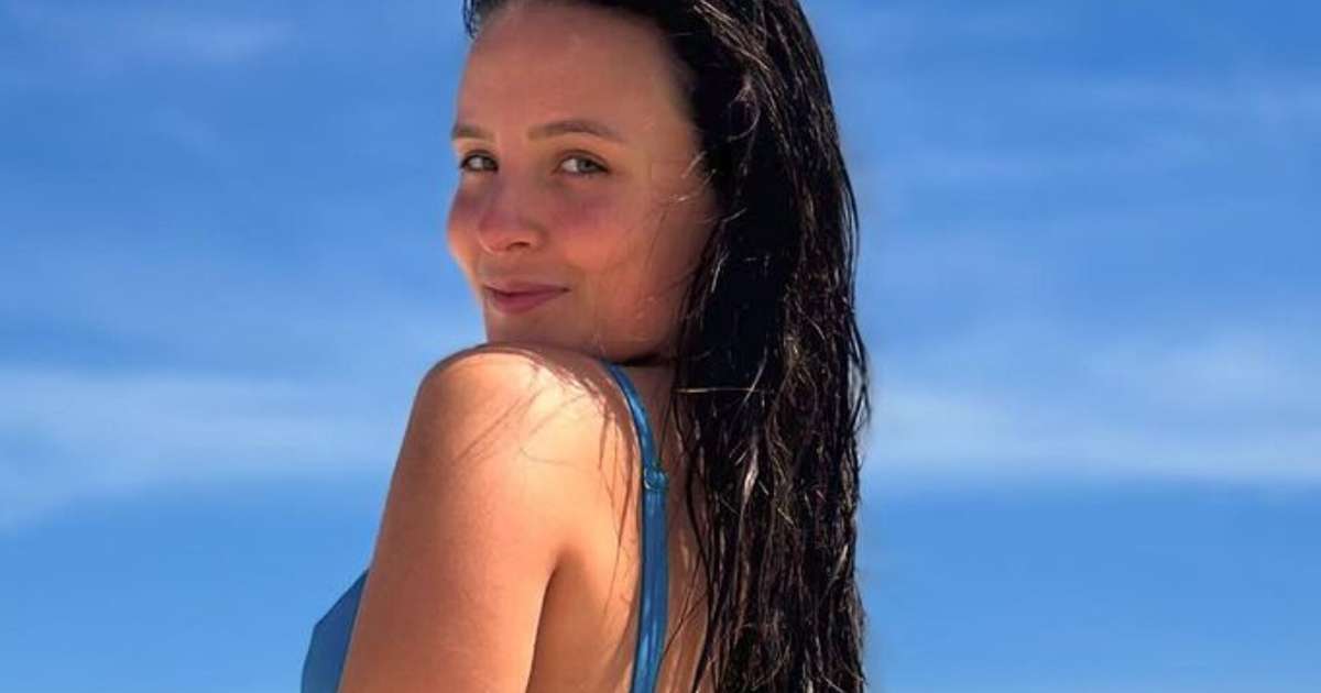 Larissa Manoela surpreende ao surgir de biquíni cavado na praia: 'Perfeita'