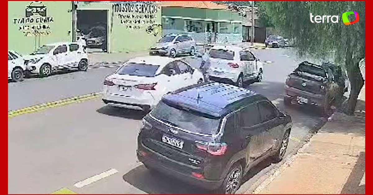 Motorista é atropelado após descer de veículo em briga de trânsito; veja vídeo