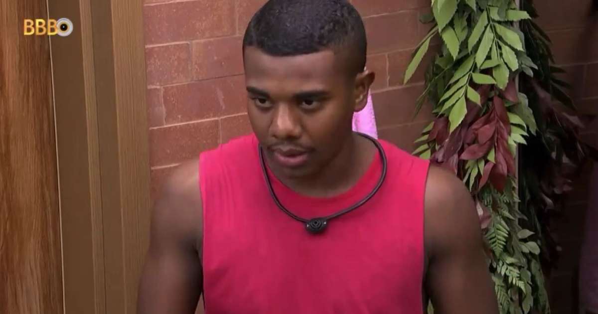 'BBB 24': Davi revolta a web ao lavar frango no ralo da pia: 'Contaminar'