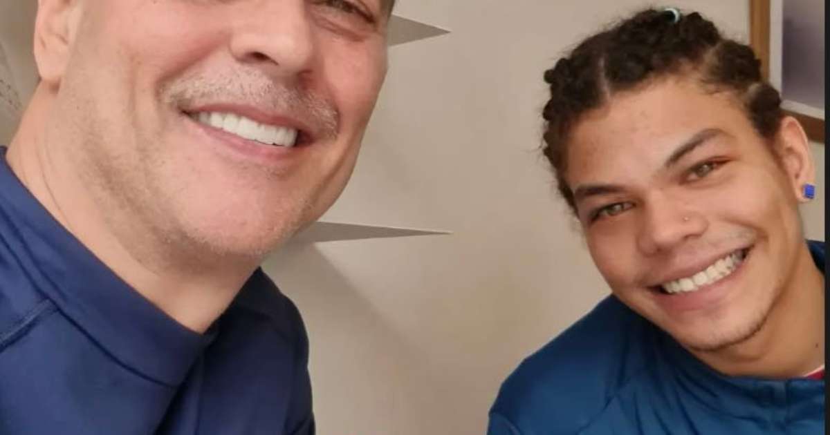 Marcello Antony mostra foto raríssima ao lado do filho de 21 anos