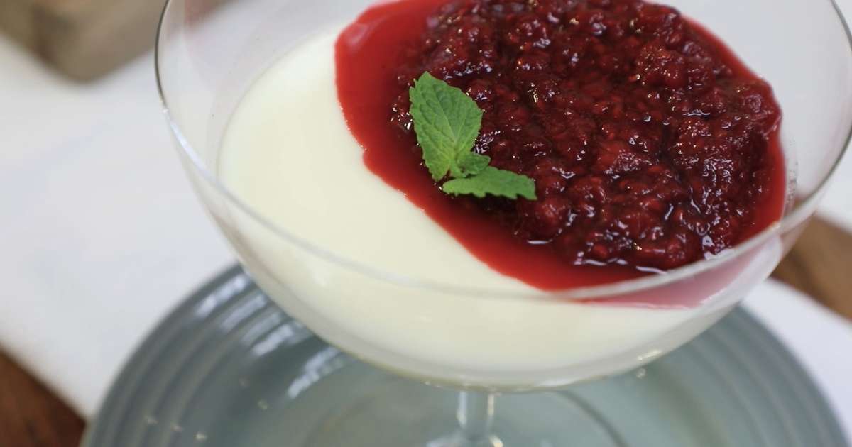 Panacota com frutas vermelhas, uma sobremesa fácil e rápida