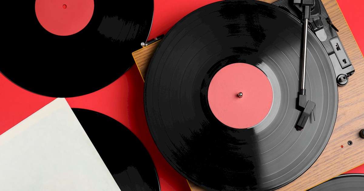 Por que o vinil ainda é caro no Brasil? Entenda o que influencia o preço