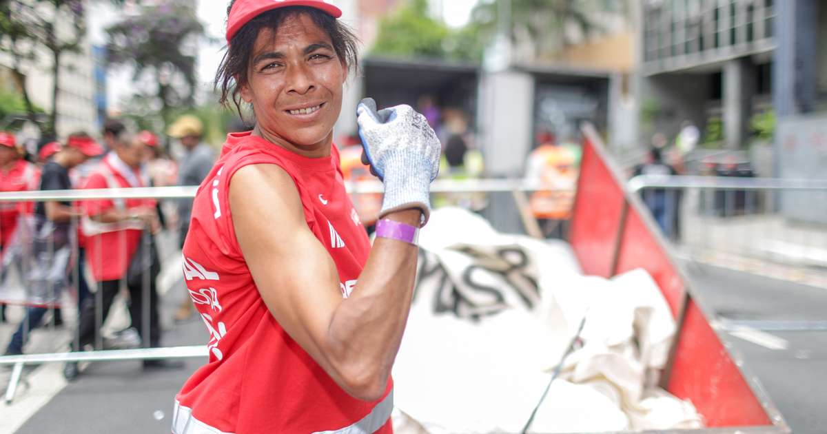 'Corpo e carroça viram um só', diz catadora que aproveita carnaval para ...