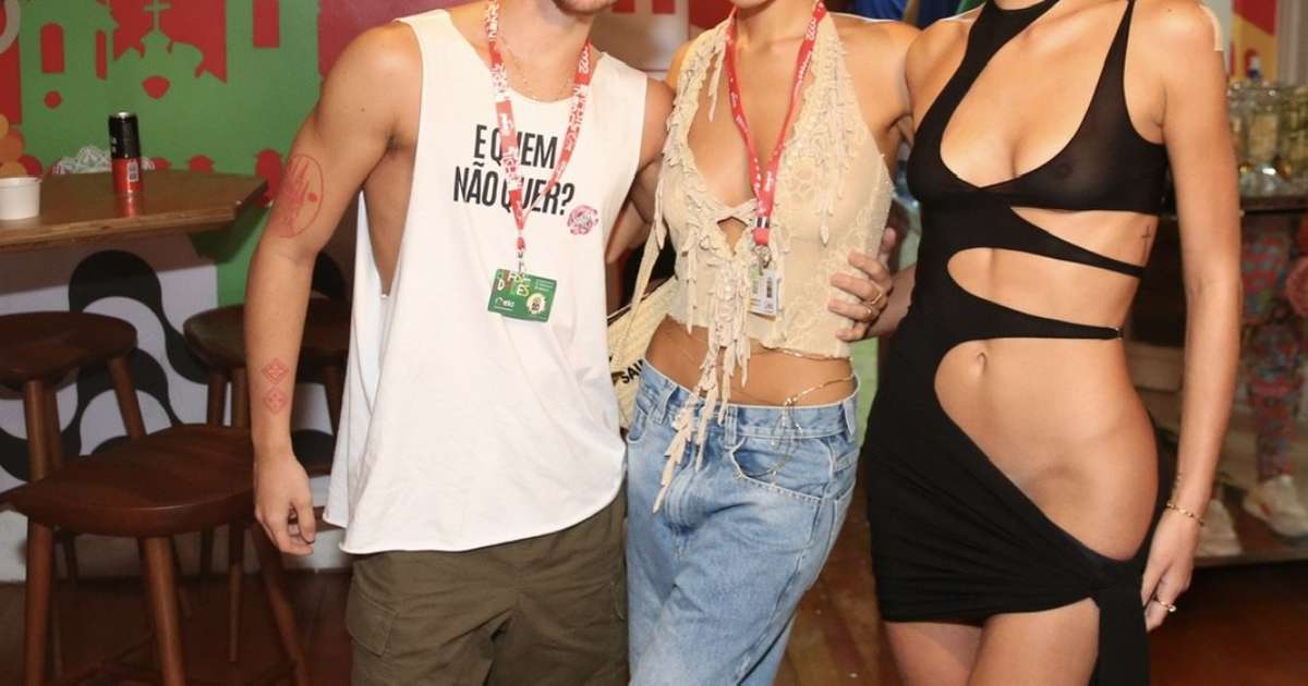 Bruna Marquezine opta por look sexy e recortado para a folia