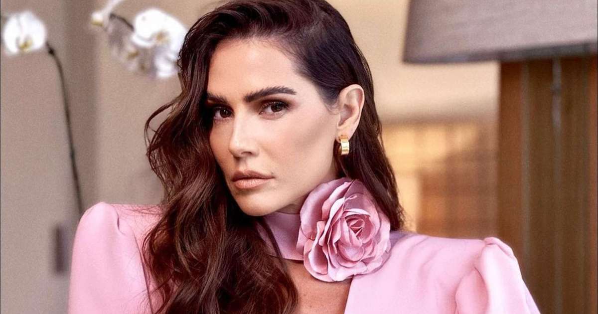 Deborah Secco se despede do Carnaval seminua, com correntes e marquinha ...