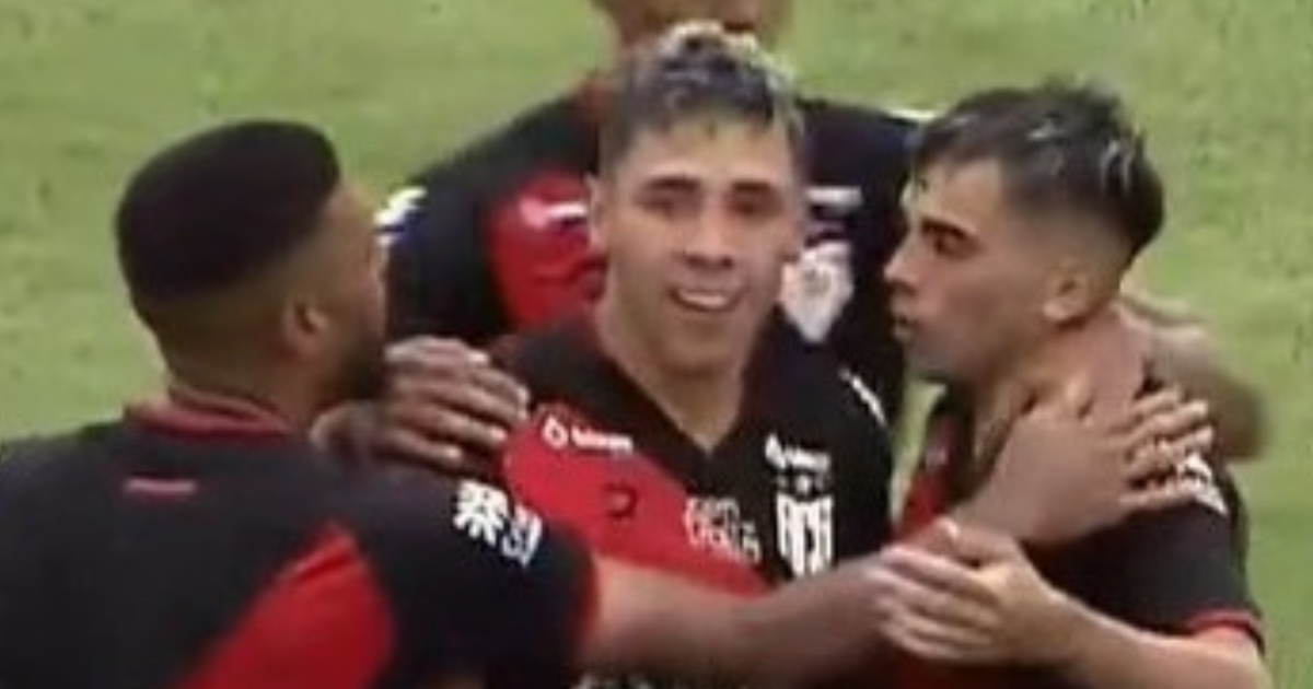 Emiliano Rodríguez celebra vitória do Atlético-GO sobre a Jataiense