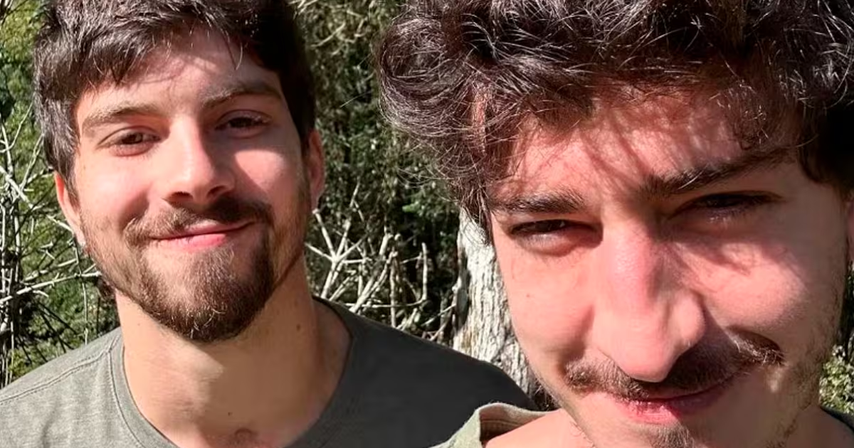 Johnny Massaro oficializa romance com ator que conheceu em série