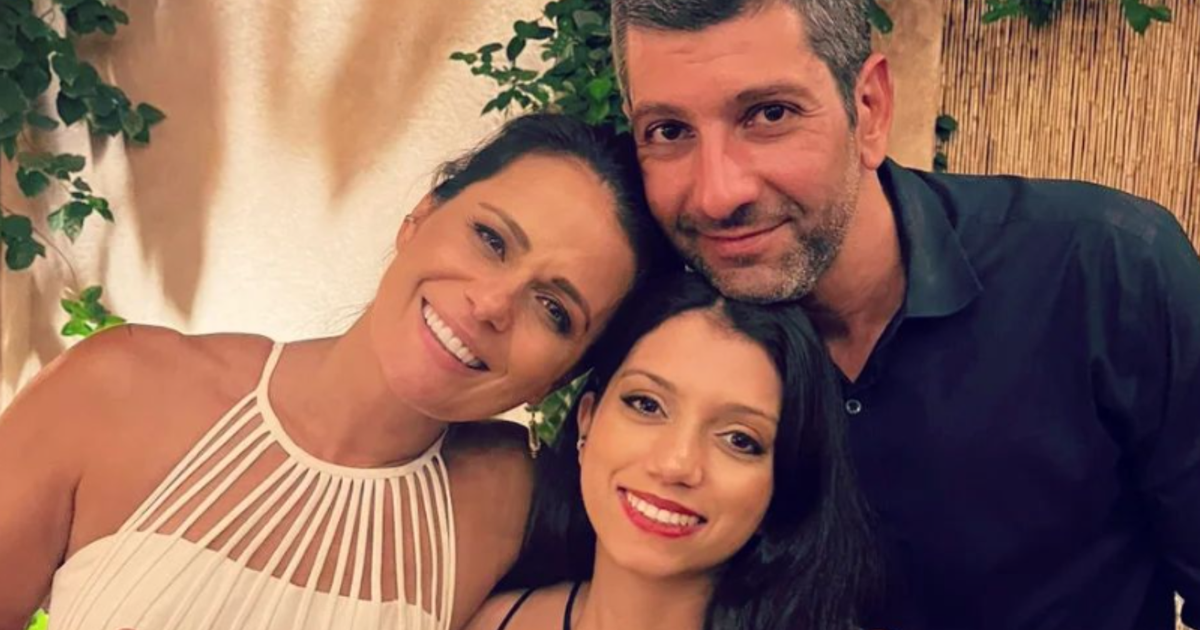 Apresentadora de telejornal da Band se emociona com notícia da filha