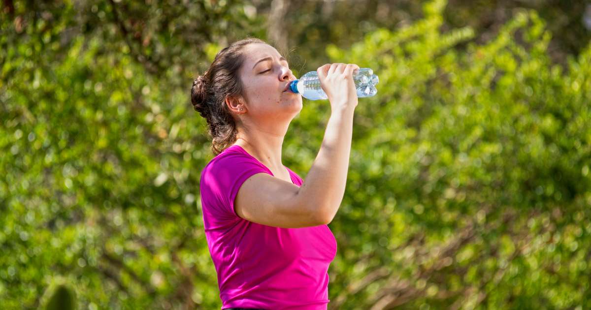 5 maneiras de saber se você está bebendo água o suficiente