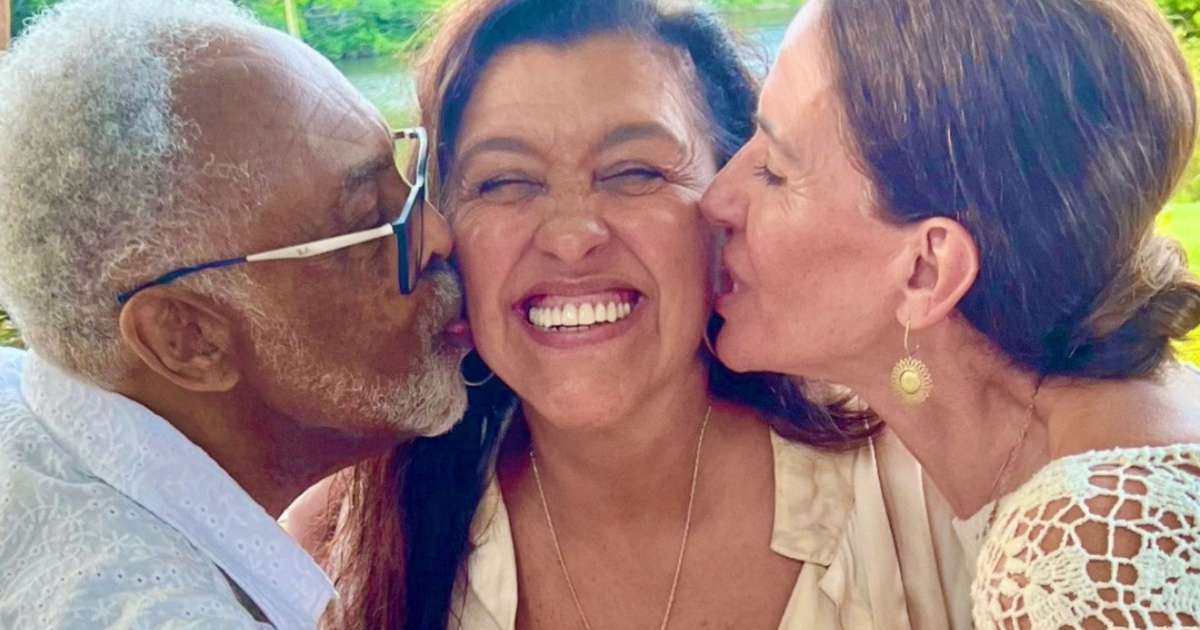 Regina Casé completa 70 anos e é homenageada por diversos famosos